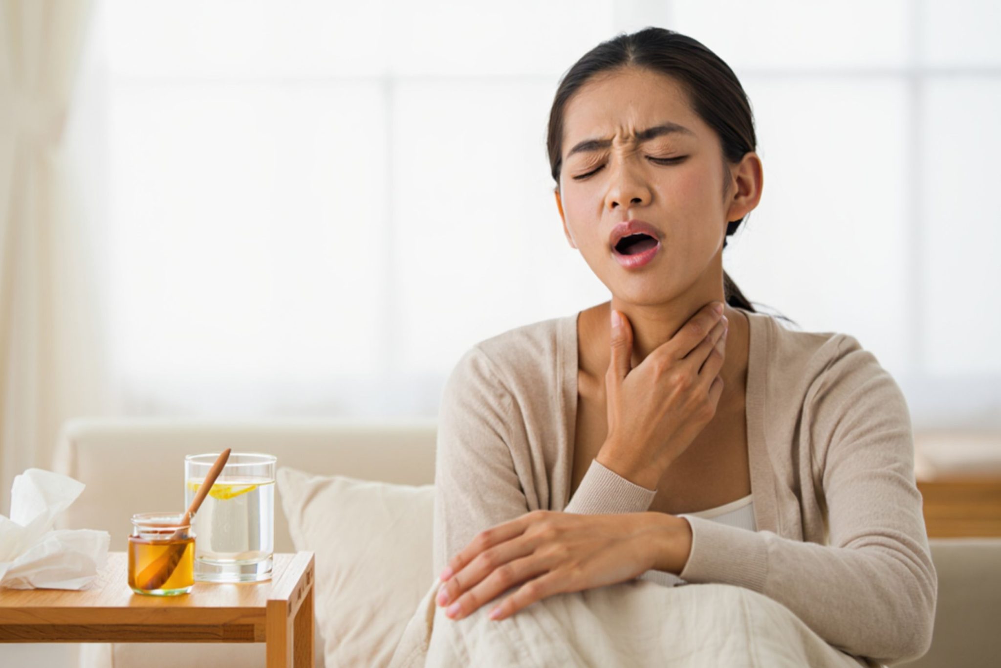 Pourquoi ma gorge me gratte et me fait tousser ? 8 causes